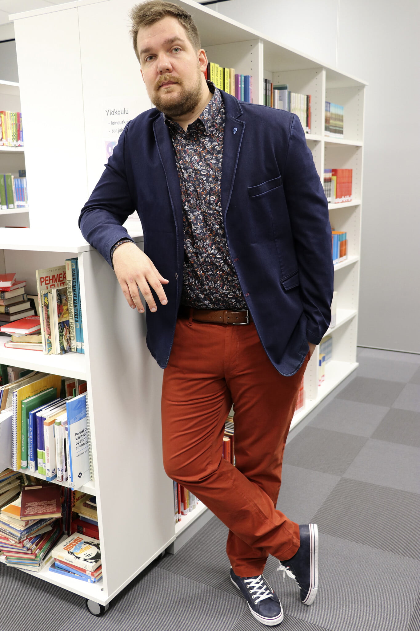 Papin virkapuku vaihtui värikkäisiin vaatteisiin - Urjalan Sanomat