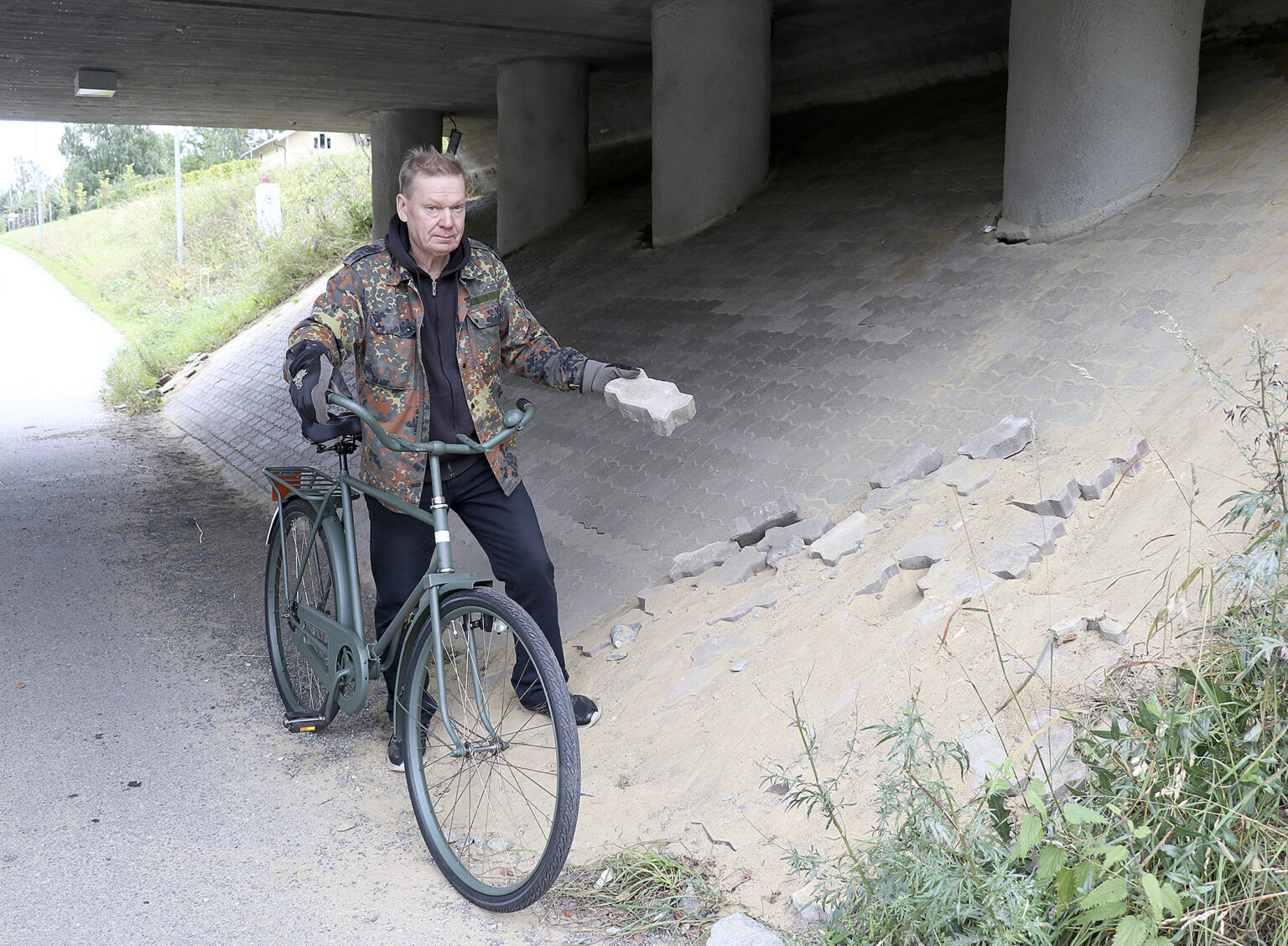 Junaradan alta irtoilee murikoita Urjalan aseman alikulun kohdalla ...