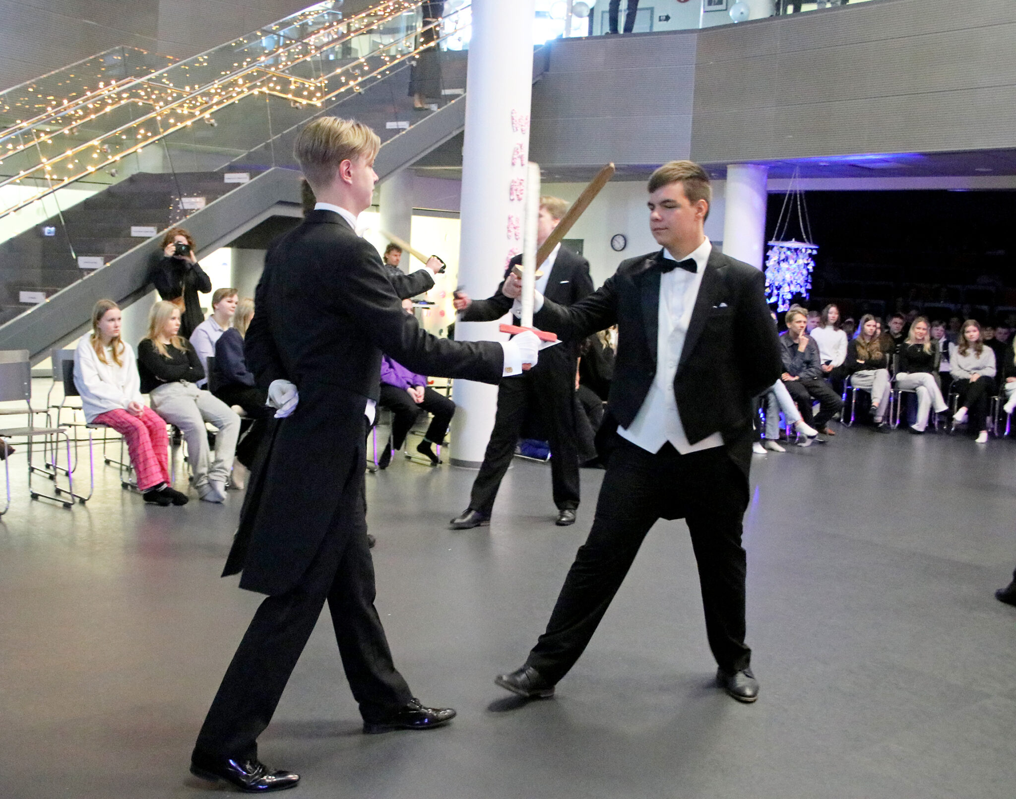 Wanhojen suosikki oli piraattitanssi – Lattiaan kopisivat niin ...